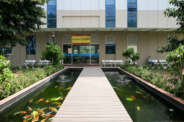 HUTECH students returned to campus to officially start the new semester ...