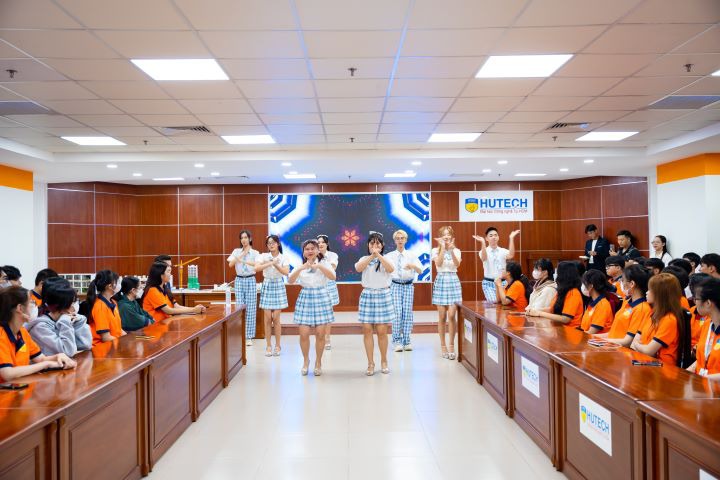 Tân sinh viên HUTECH nắm vững “chìa khóa” học ngoại ngữ thông qua ...