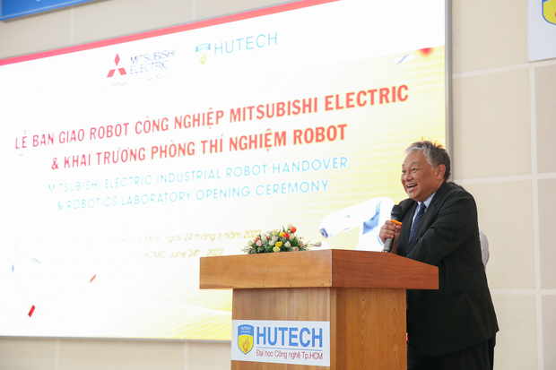 HUTECH tiếp nhận robot công nghiệp & khánh thành phòng thí nghiệm AI từ ...