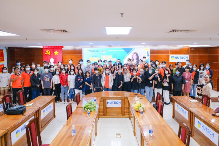 Sinh viên HUTECH cập nhật nhanh nội quy trường học tại talkshow “HUTECH ...