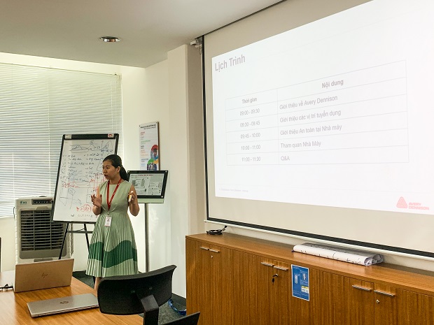 Sinh viên ngành Ngôn ngữ Anh tham quan công ty Avery Dennison Việt Nam