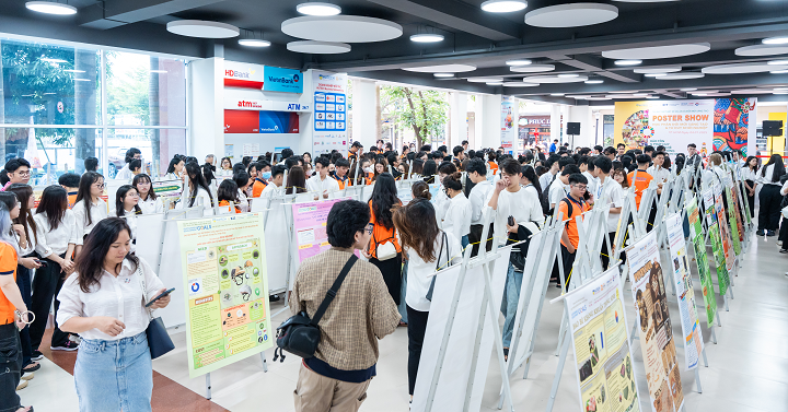 Hành trình gìn giữ nghề xưa qua những sắc màu poster sáng tạo của ...