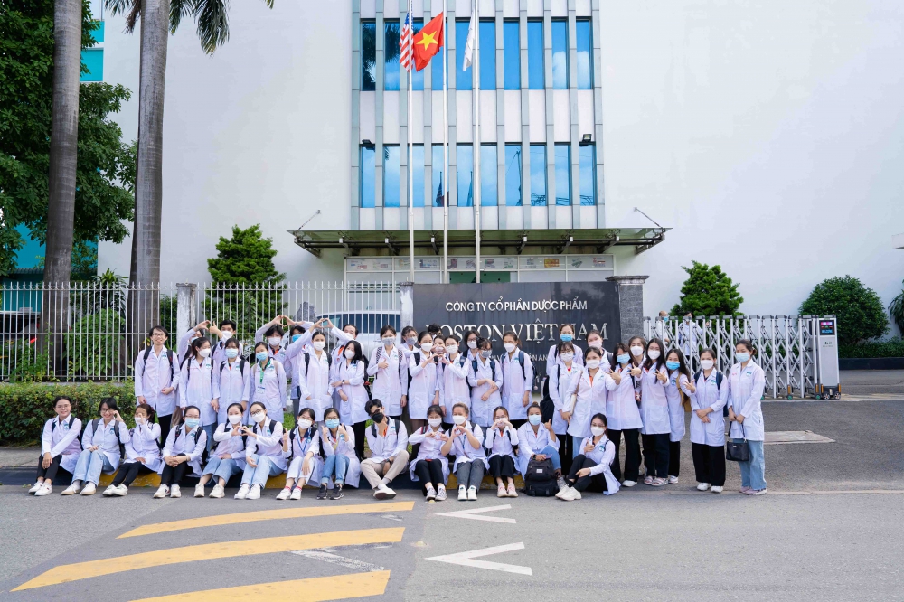 Sinh viên Khoa Dược tham quan thực tế tại Nhà máy Dược phẩm Boston