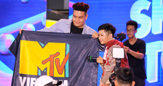 MTV Bus đưa dàn ca sĩ, rapper được yêu mến đến với sinh viên HUTECH