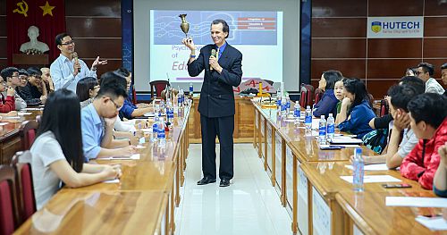 Sinh viên ngành Tâm lý học được huấn luyện chuyên sâu cùng GS. Michael ...